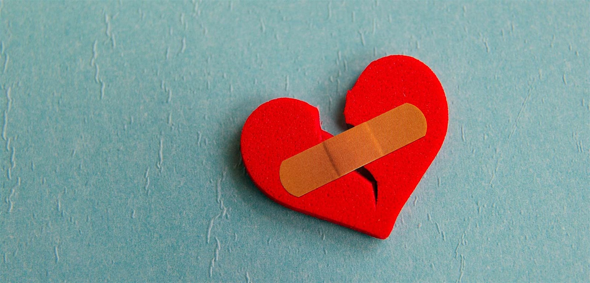 Dolor de pecho y desmayos, síntomas de corazón roto: UNAM