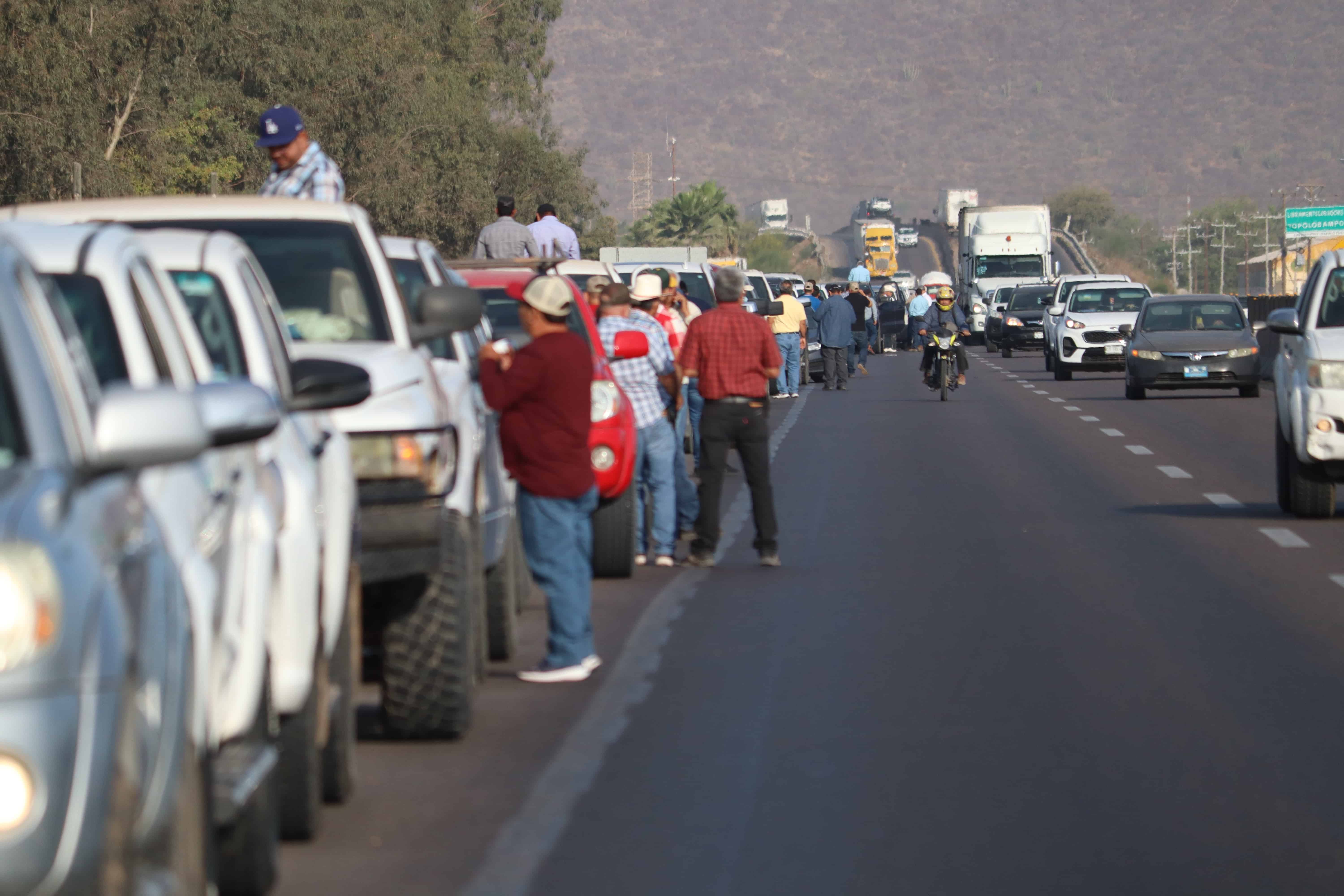 Decenas de camionetas de productores agrícolas circulan en convoy rumbo ...
